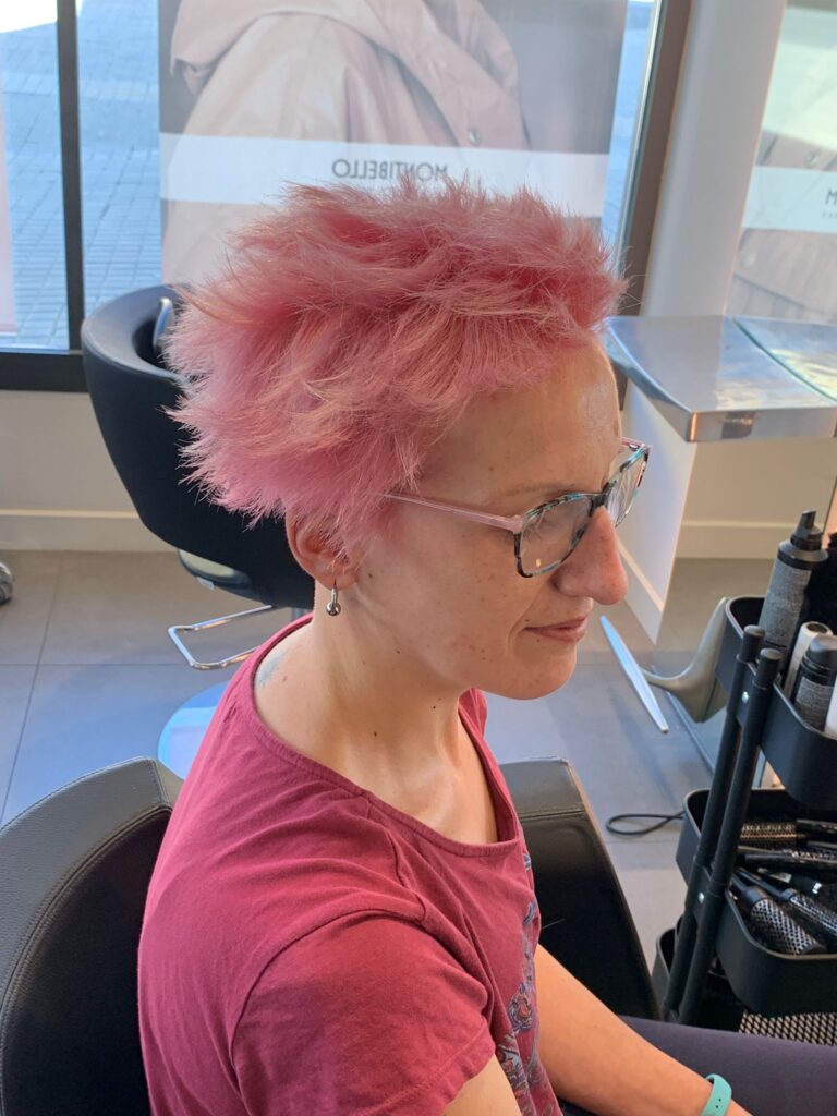 Pelo de color rosa. - Tupelu Peluquería Ainsa Sobrarbe