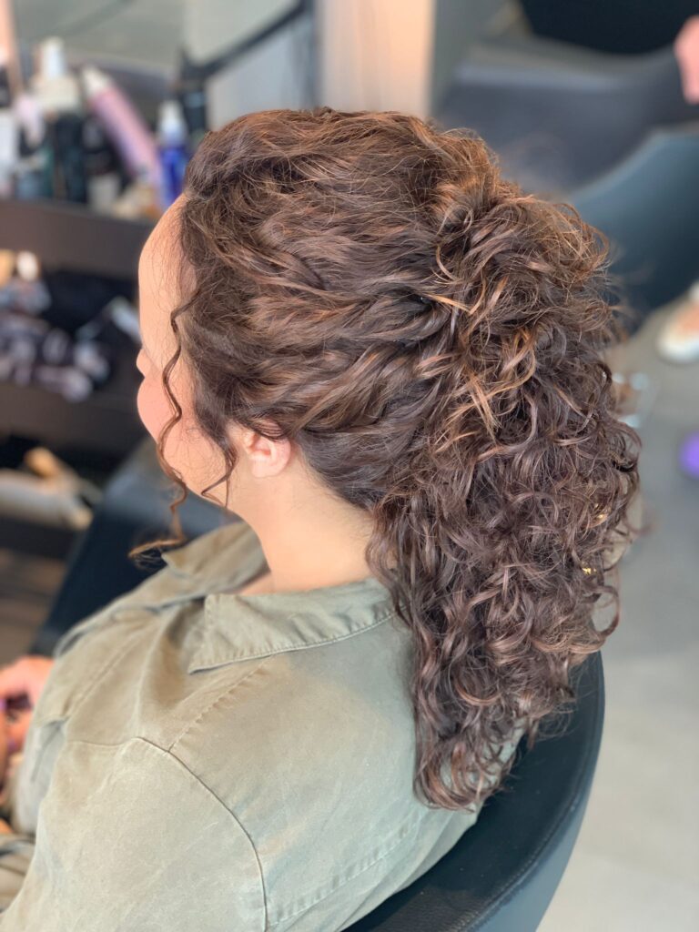 Recogido en pelo rizado - Tupelu Peluquería Ainsa Sobrarbe