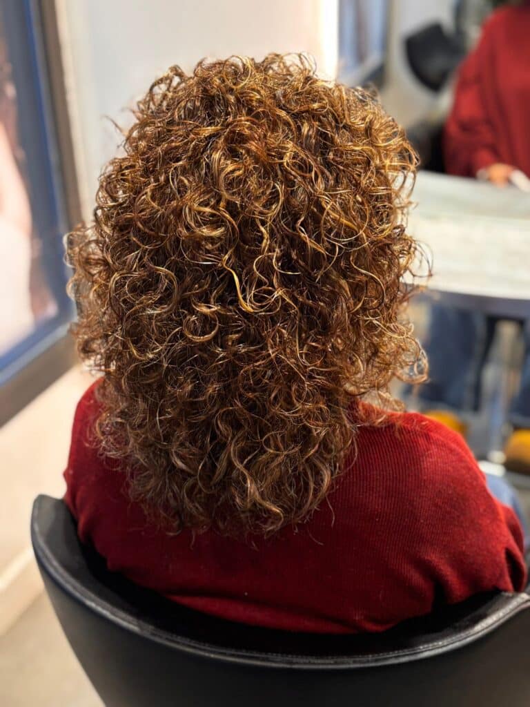 Rizo natural y corte escalado - Tupelu Peluquería Ainsa Sobrarbe