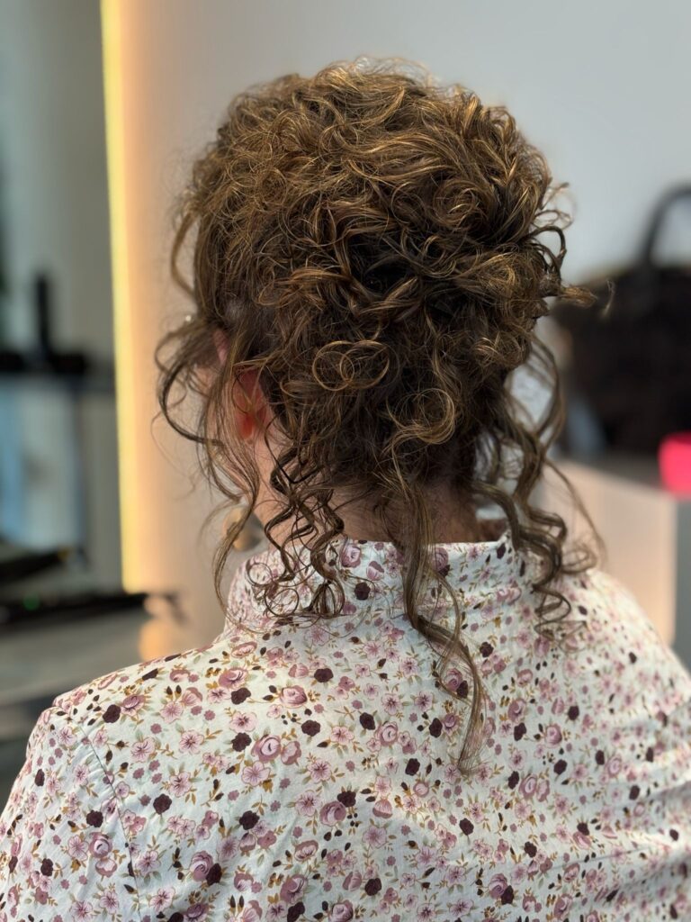 Recogido de cabello rizado - Tupelu Peluquería Ainsa Sobrarbe